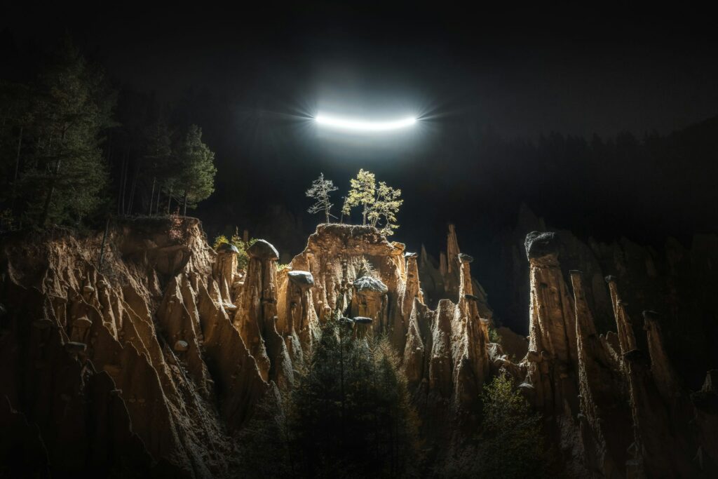 Paesaggi maestosi illuminati come still life: il drone light painting ...