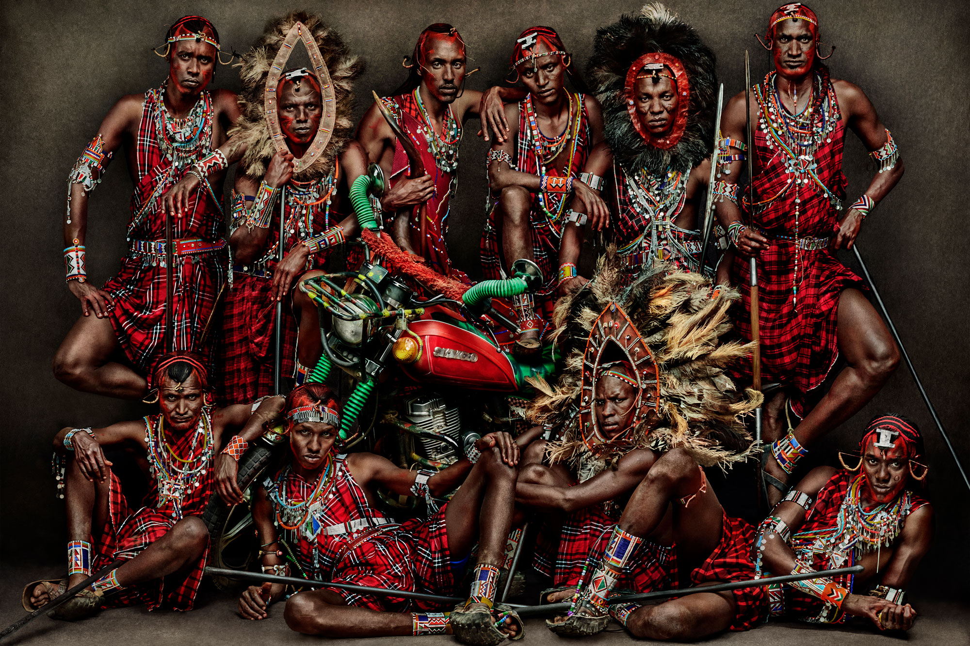 Mario Testino: uno “studio viaggiante” per fotografare gli abiti del ...