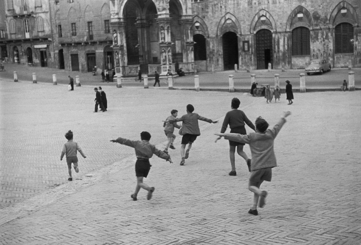 Henri Cartier-Bresson: la leggenda della fotografia a spasso per l ...
